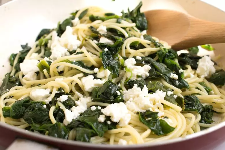 Feta ilə ispanaqlı spagetti