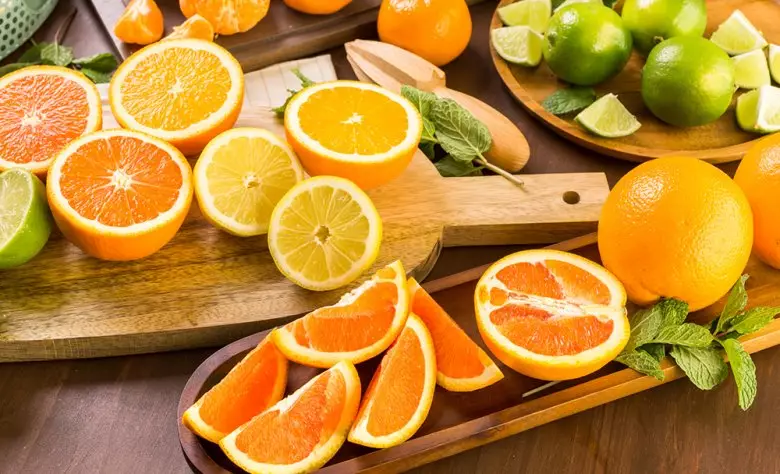 Citrusiniai vaisiai yra populiarus vitamino C šaltinis, ypač žiemą.