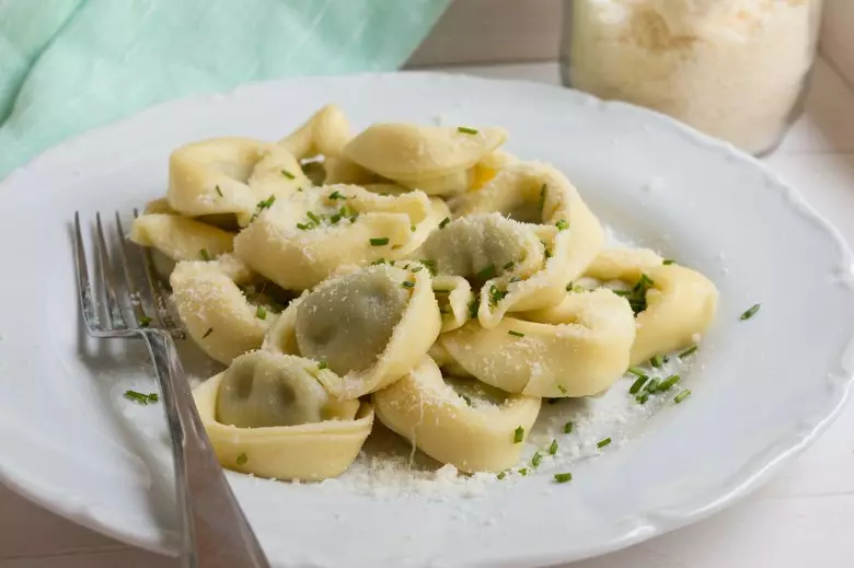 Tortellini nga adunay pagpuno sa artichoke