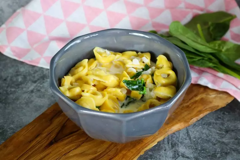 Tortellini com molho de espinafre e alho