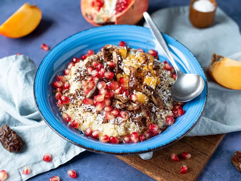 Jero porridge pẹlu koko, ọjọ ati pomegranate