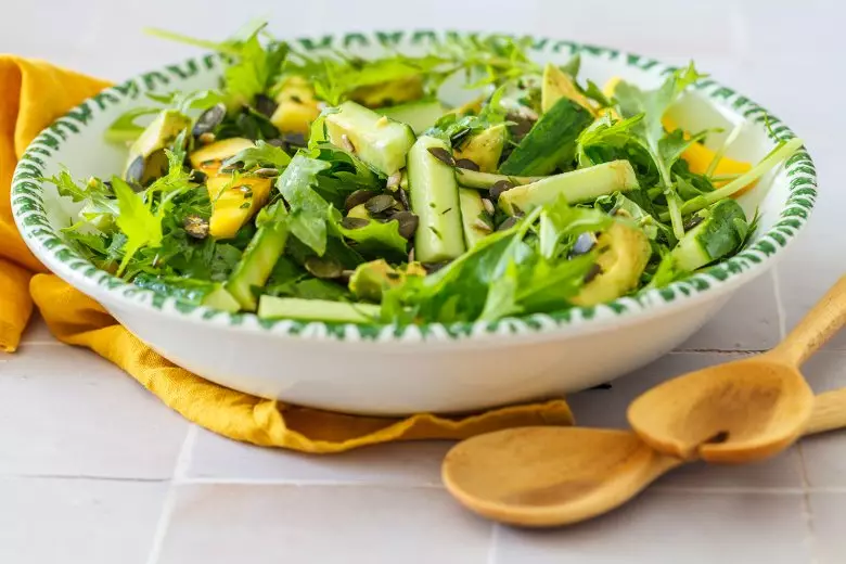 Hilaw na Dandelion Mango Salad