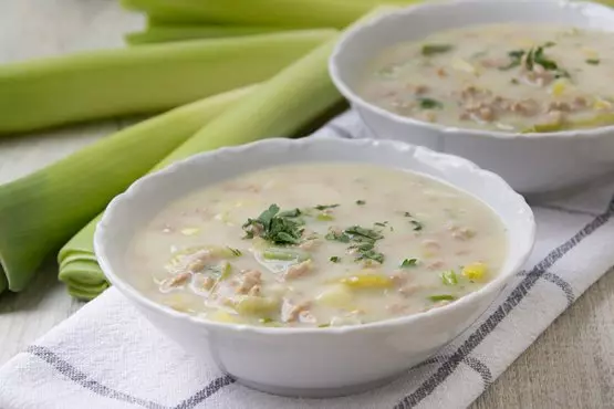 Soupe au fromage et poireaux à la viande hachée - recette