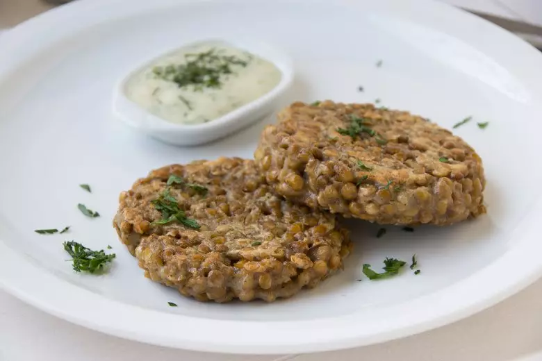 Lentil patties pẹlu fibọ ewebe