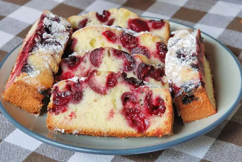 Bolo de maçapão com cerejas