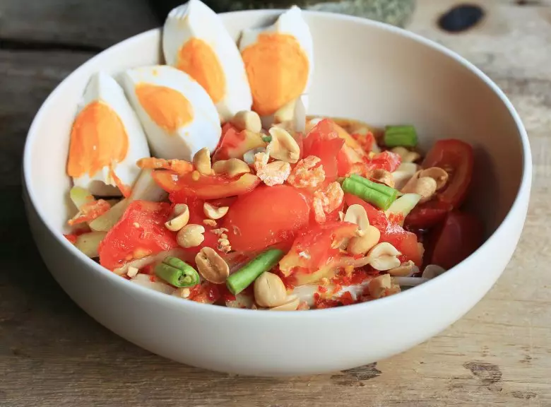 Egg papaya salad