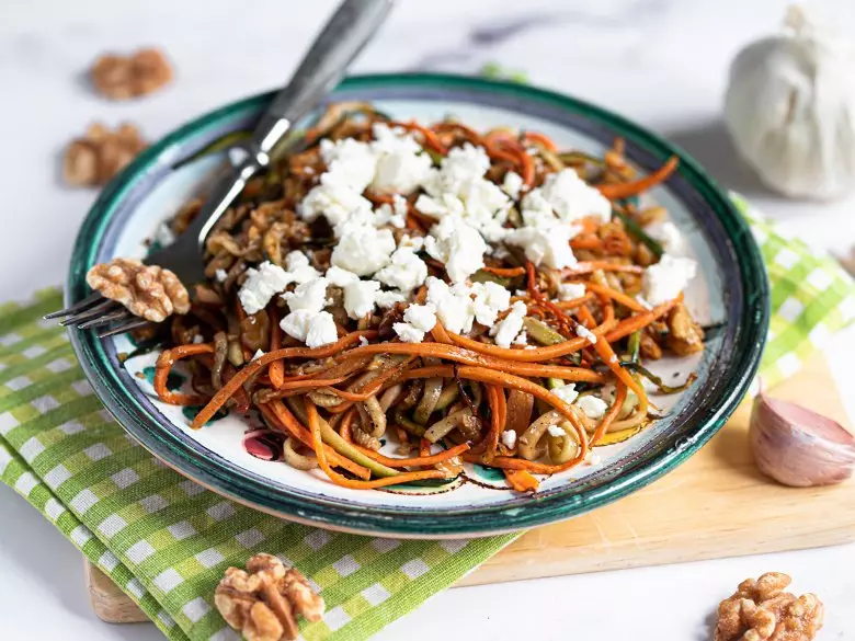 Wortelnoedels met feta en okkerneute