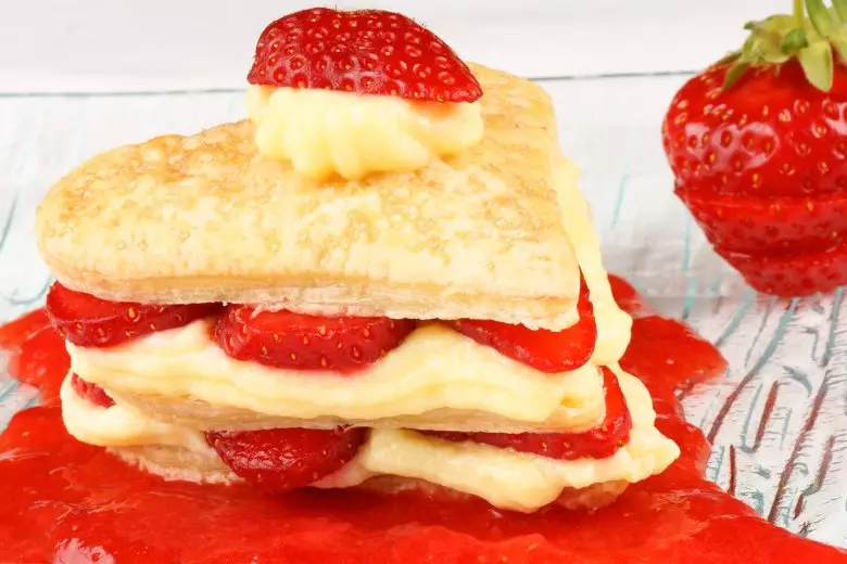 Strawberry uye vanilla dessert ine puff pastry