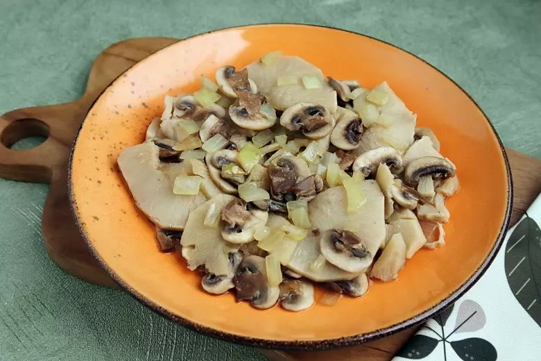 Bamboescheuten met champignons