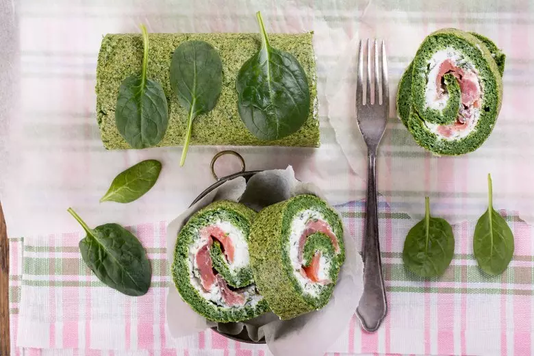 Gulungan bayam dengan krim keju dan salmon