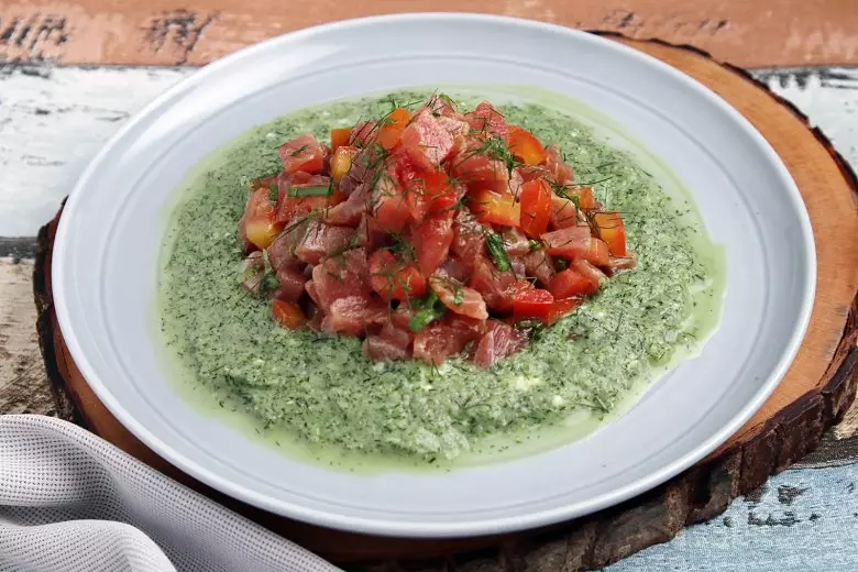 Tuna tartare with soy sauce