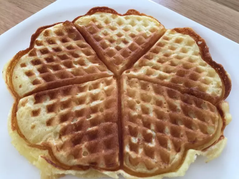 Ama-waffles alula ngaphandle kwebhotela