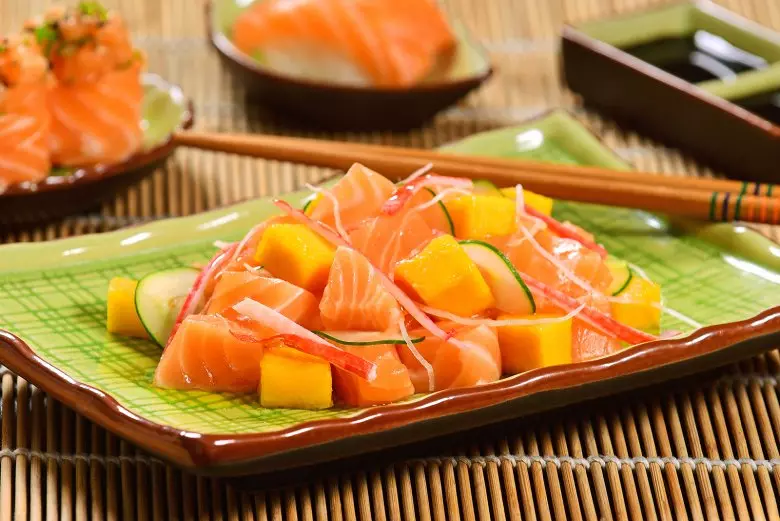 Salmon dhe mango ceviche