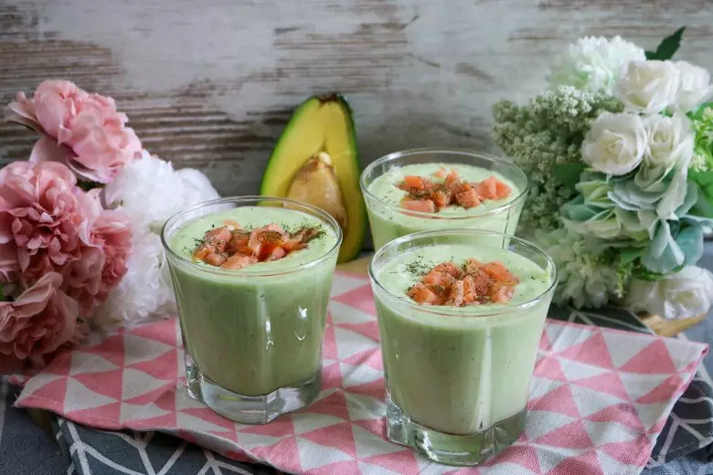 Crema de avocado intr-un borcan