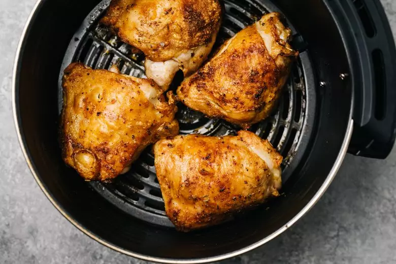 Mga hita ng manok mula sa air fryer