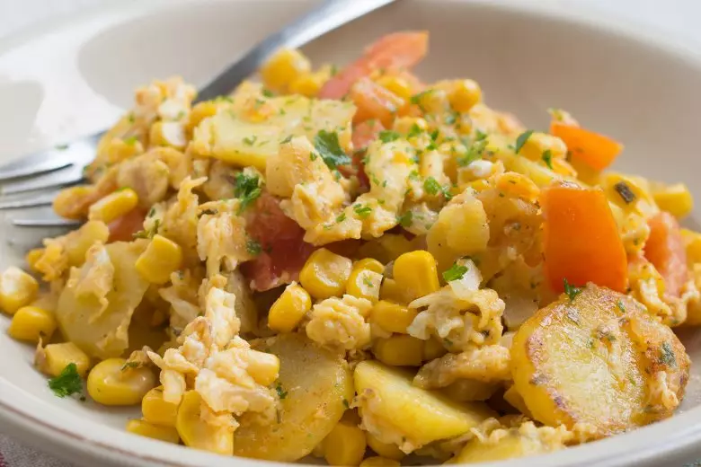 Padella di patate e verdure con uovo