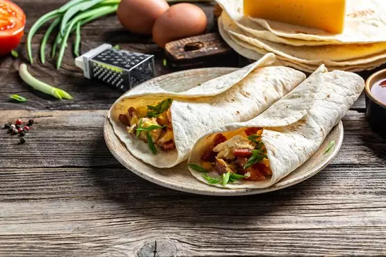 Breakfast wraps with scrambled eggs and bacon - recipe