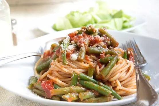 Spaghetti na maharagwe safi - mapishi