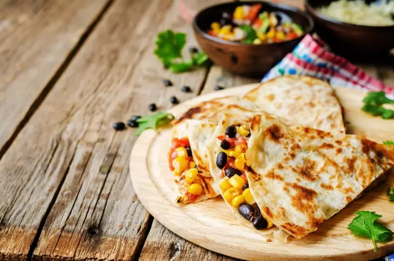 Iimbotyi ezimnyama kunye ne-corn quesadillas