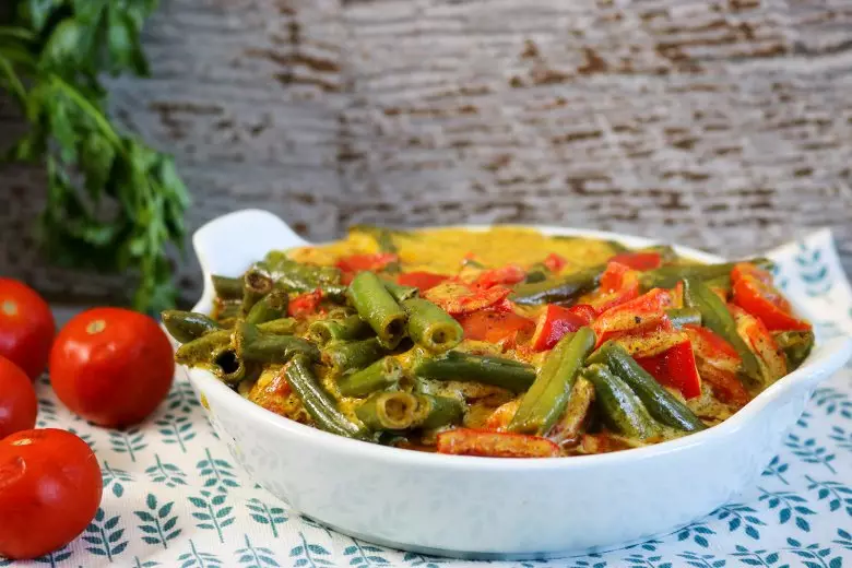 Frijoles, pimientos y verduras con curry