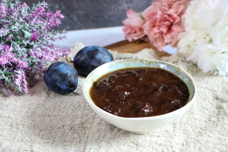 I-Plum jam kunye newayini ebomvu