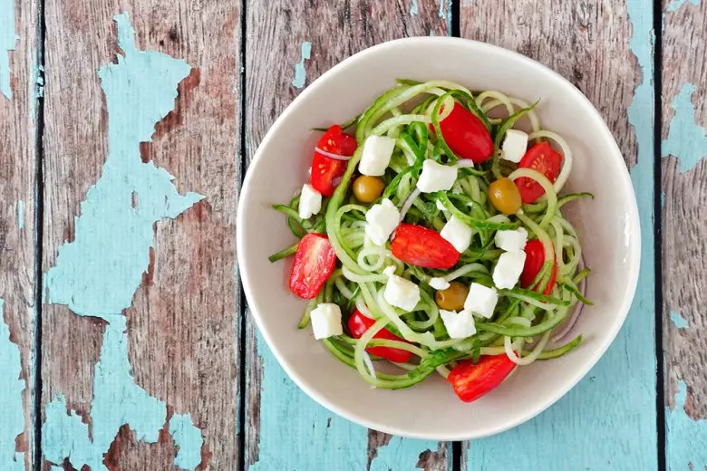 Salatin Girkanci tare da kokwamba noodles