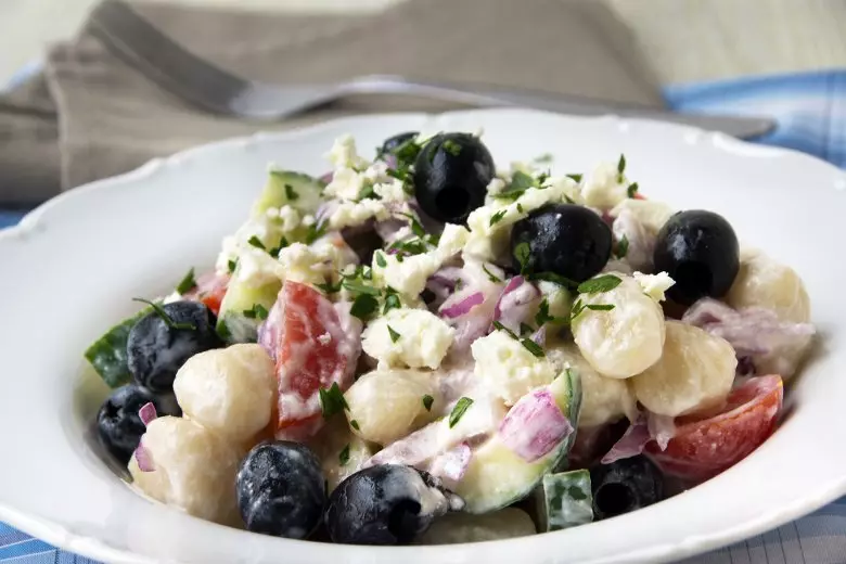 Beyaz peynirli gnocchi salatası