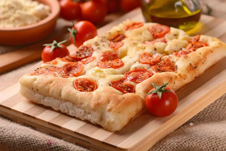 Focaccia cu rosii