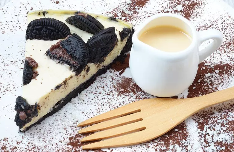 Vegan cheesecake nrog Oreo ncuav qab zib