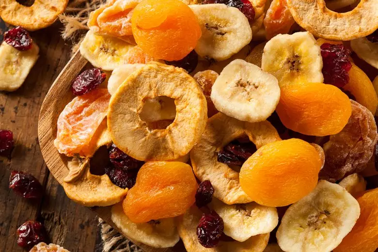 Homemade dried fruit is healthy and delicious.