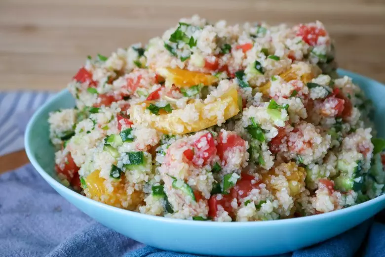 Fruity txiv kab ntxwv tabbouleh