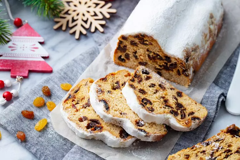 A gyümölcsökkel és fűszerekkel ellátott stollen egyszerűen a karácsonyi szezon része.