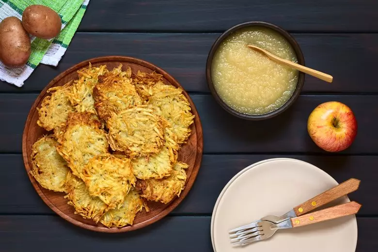 Aartappelpannekoeke met appelmoes