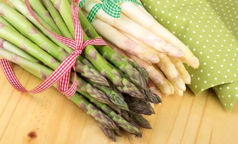 Asparagus သည် အလွန်ကျန်းမာပြီး ကယ်လိုရီနည်းပြီး နွေဦးရာသီတွင် စူပါစတားဖြစ်သည်။