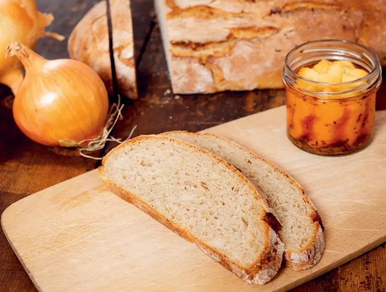 Pan de cebolla con cardamomo