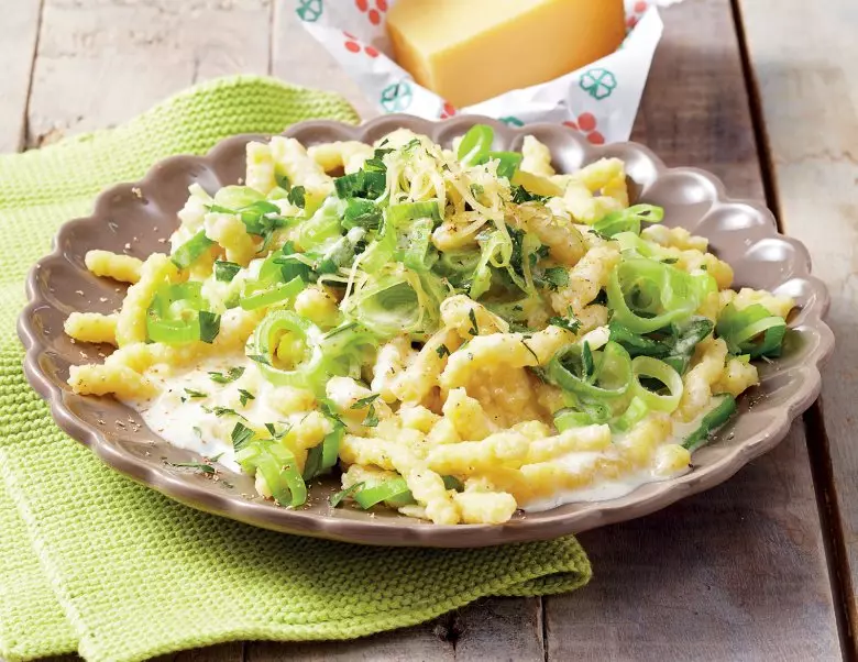 Leek spaetzle na cheese na mmanya ihendori