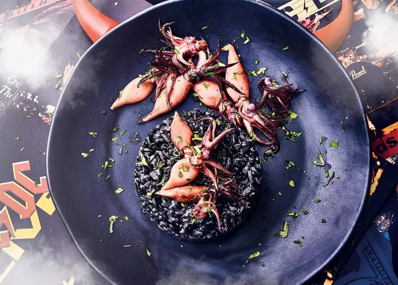 Risotto al nero con calamari fritti