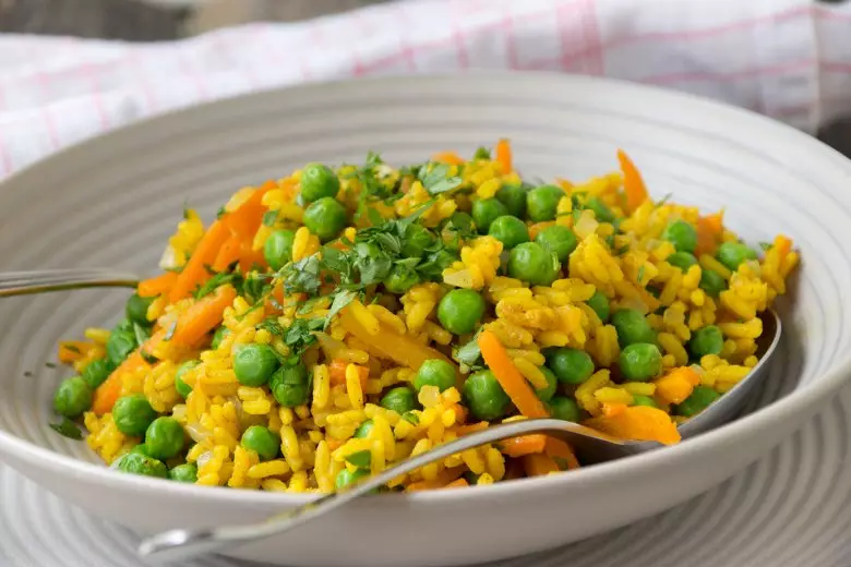 Panela de arroz de curry com legumes