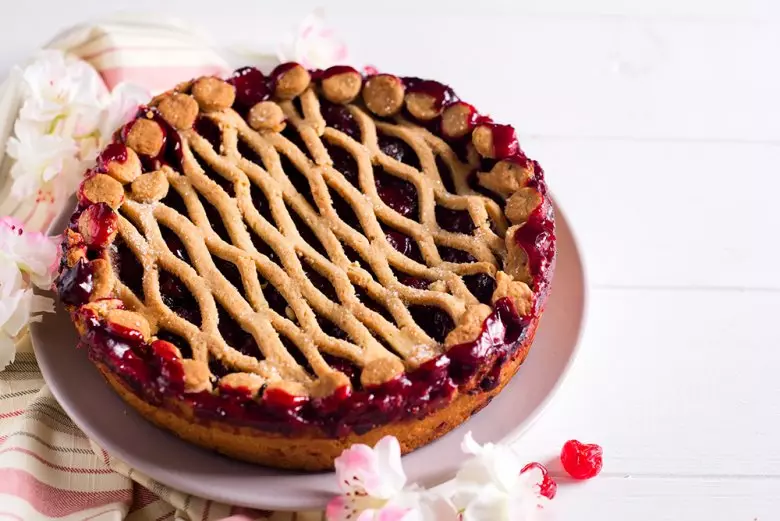 Bánh Linzer với anh đào