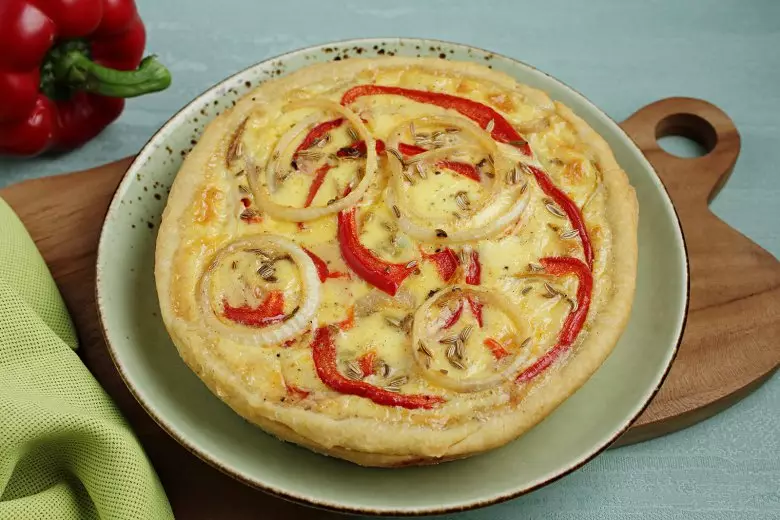 Quiche vexetariano con cebola e pemento