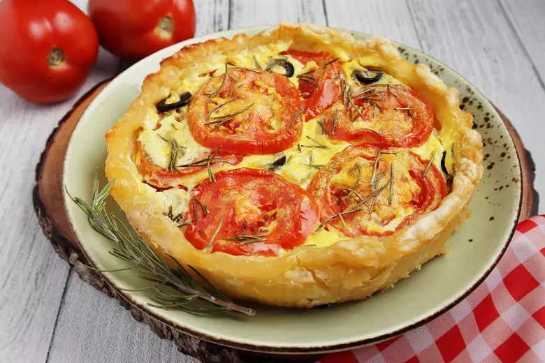 Utamatisi we-mustard tart ne-rosemary