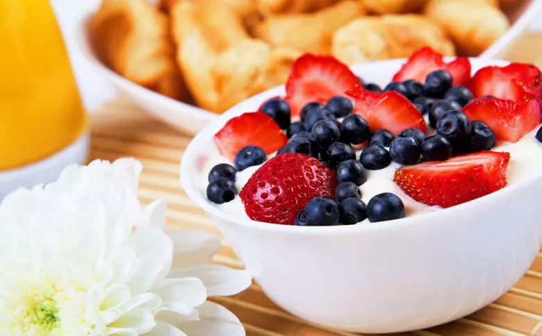 Fanila yogurt pẹlu alabapade berries