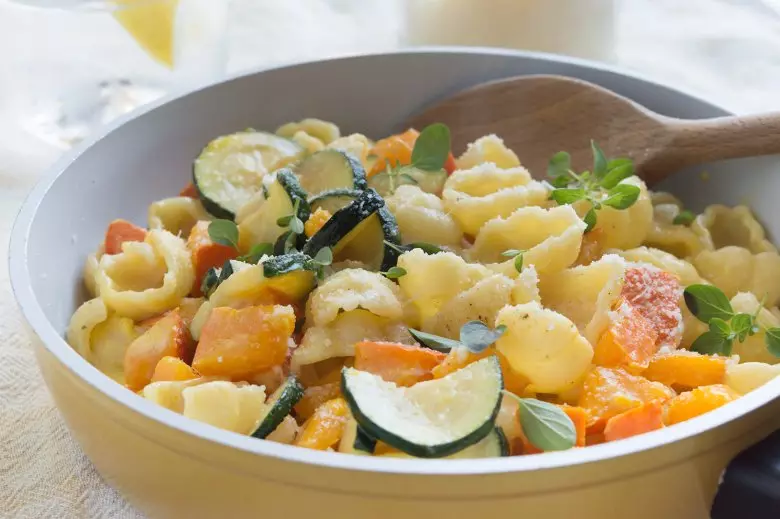 Pasta con zucchine e zucca al curry