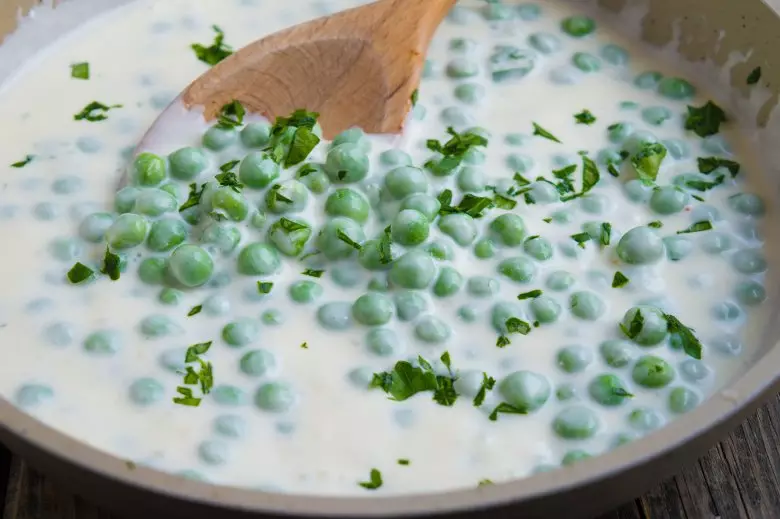 Peas nrog qaub cream