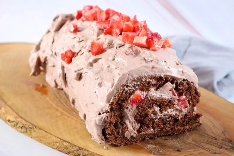 I-chocolate yaseSwitzerland roll nama-strawberries