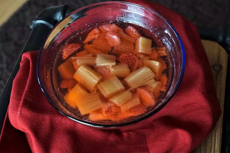 Çiyələk ilə rhubarb kompotu