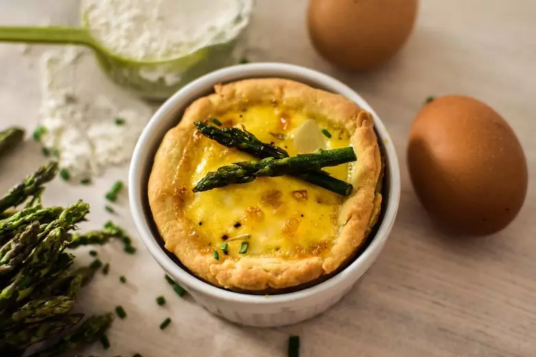 Quiche miaraka amin'ny karaoty, tongolobe ary asparagus