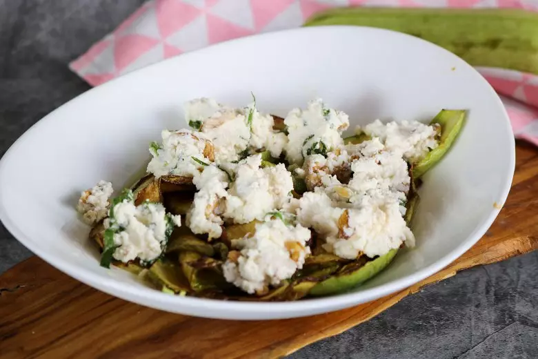 Salad zucchini na mkpụrụ