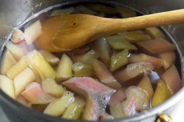 Compote rhubarb na-enweghị shuga