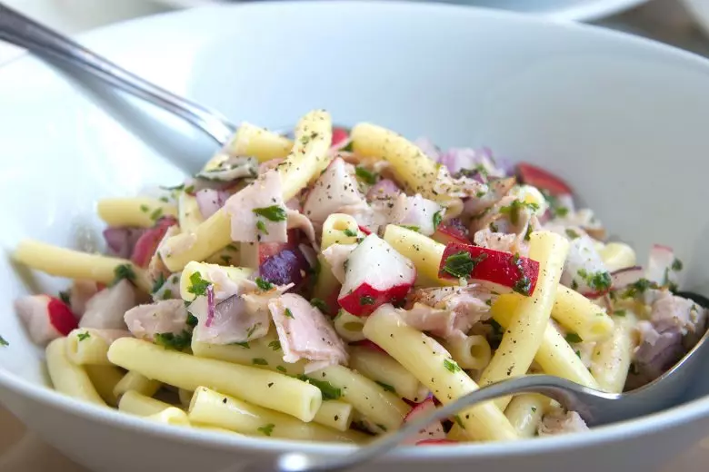 Sausage pasta salade hamwe no kwambara ibirungo